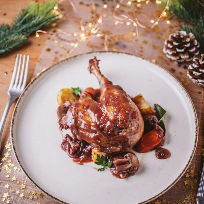 Chapon façon coq au vin - Douce France