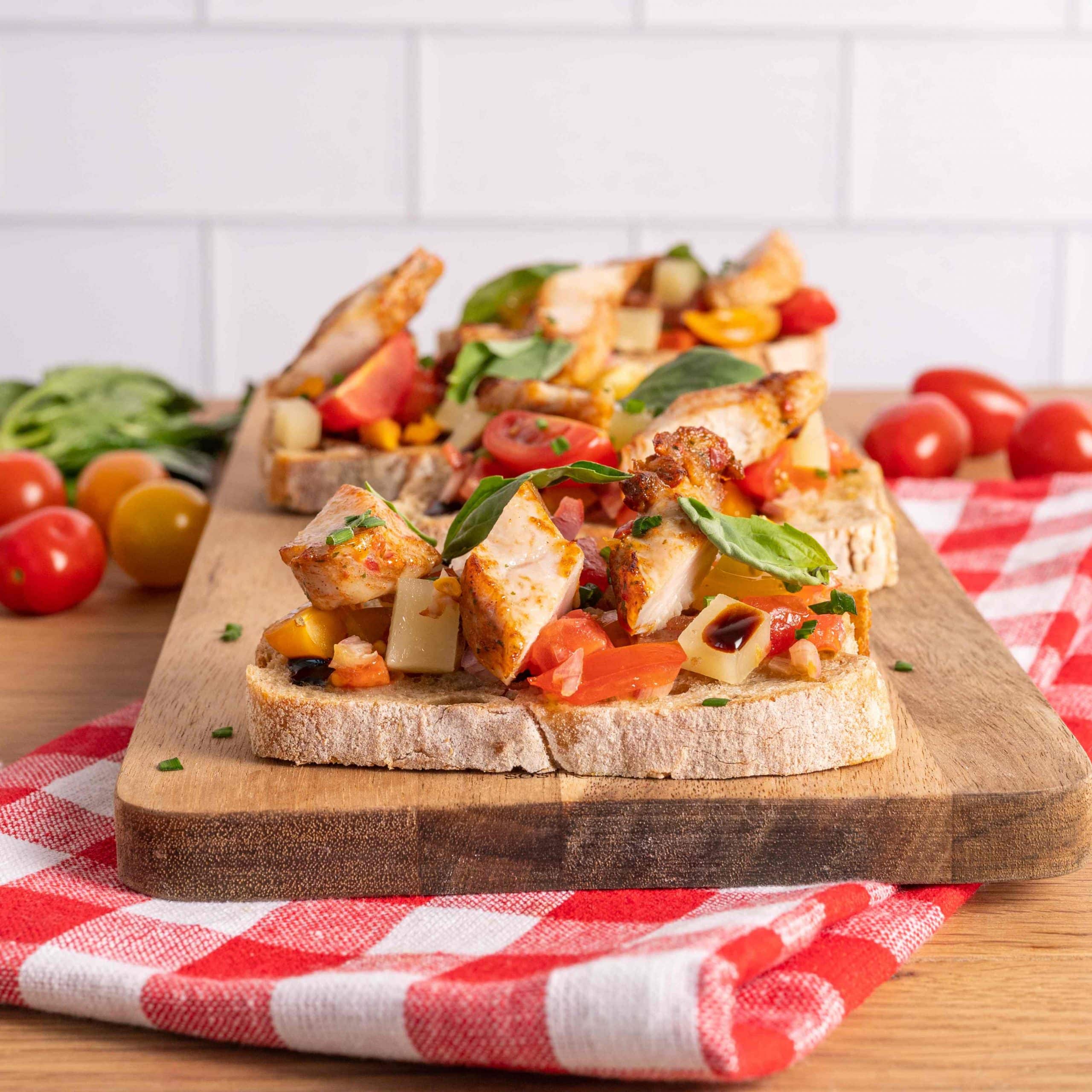Bruschetta de filet de dinde Douce France, tomates cerises, Ossau-Iraty ...